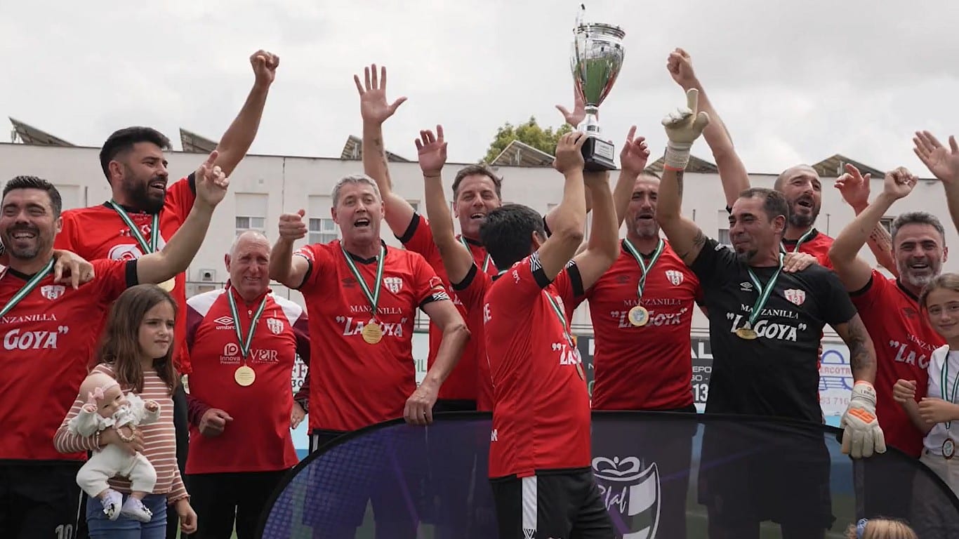 La Juventud Sanluqueña se llevó la Copa Andalucía del Mundialito de Leyendas - Albero y Mikasa