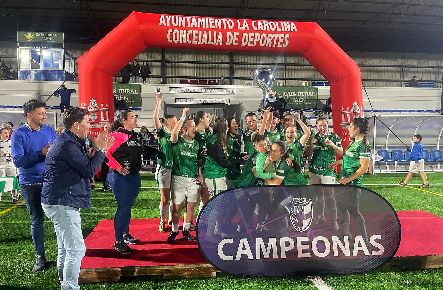 El CD Úbeda Viva revalida el título de la Liga Fomento de Fútbol Femenino - Albero y Mikasa